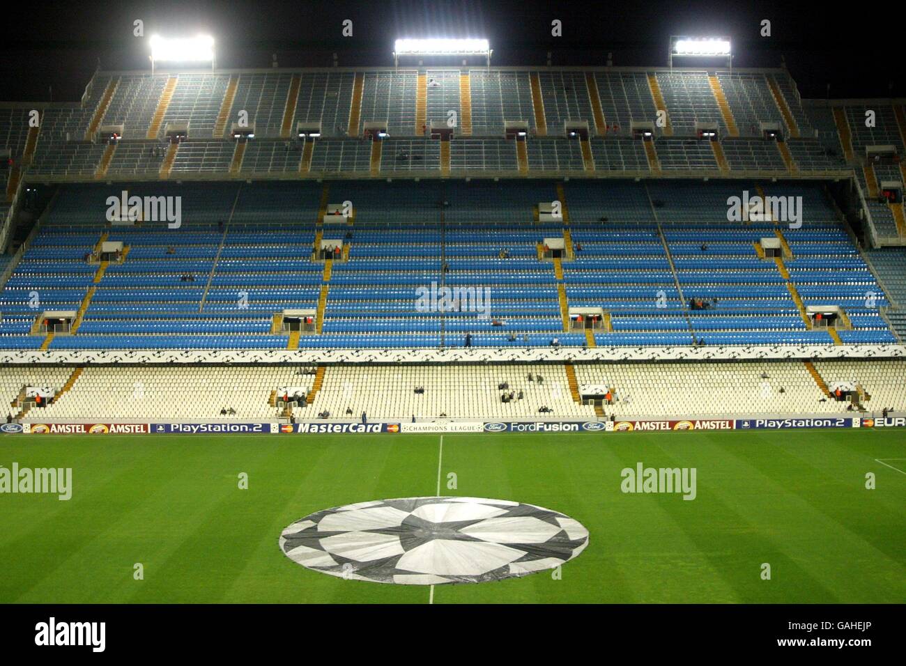 Le logo géant de la starball dans le cercle central du stade Mestalla ...