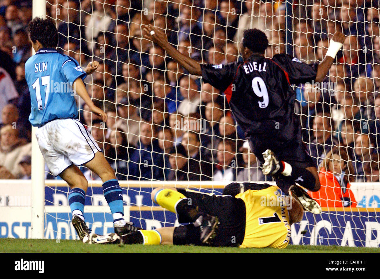 Jason Euell, de Charlton Athletic, célèbre le Sun Jihai de Manchester ...