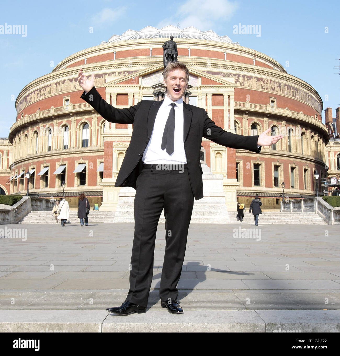 L'ex-star G4 et chanteur Jonathan Ansell devant le Royal Albert Hall de ...