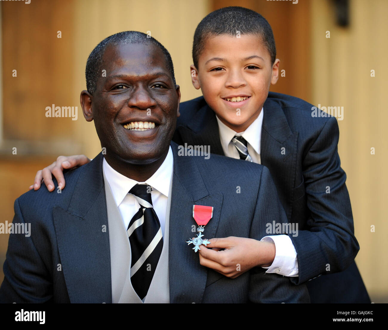 Le coiffeur de Knightsbridge Errol Douglas, avec son fils de dix ans ...