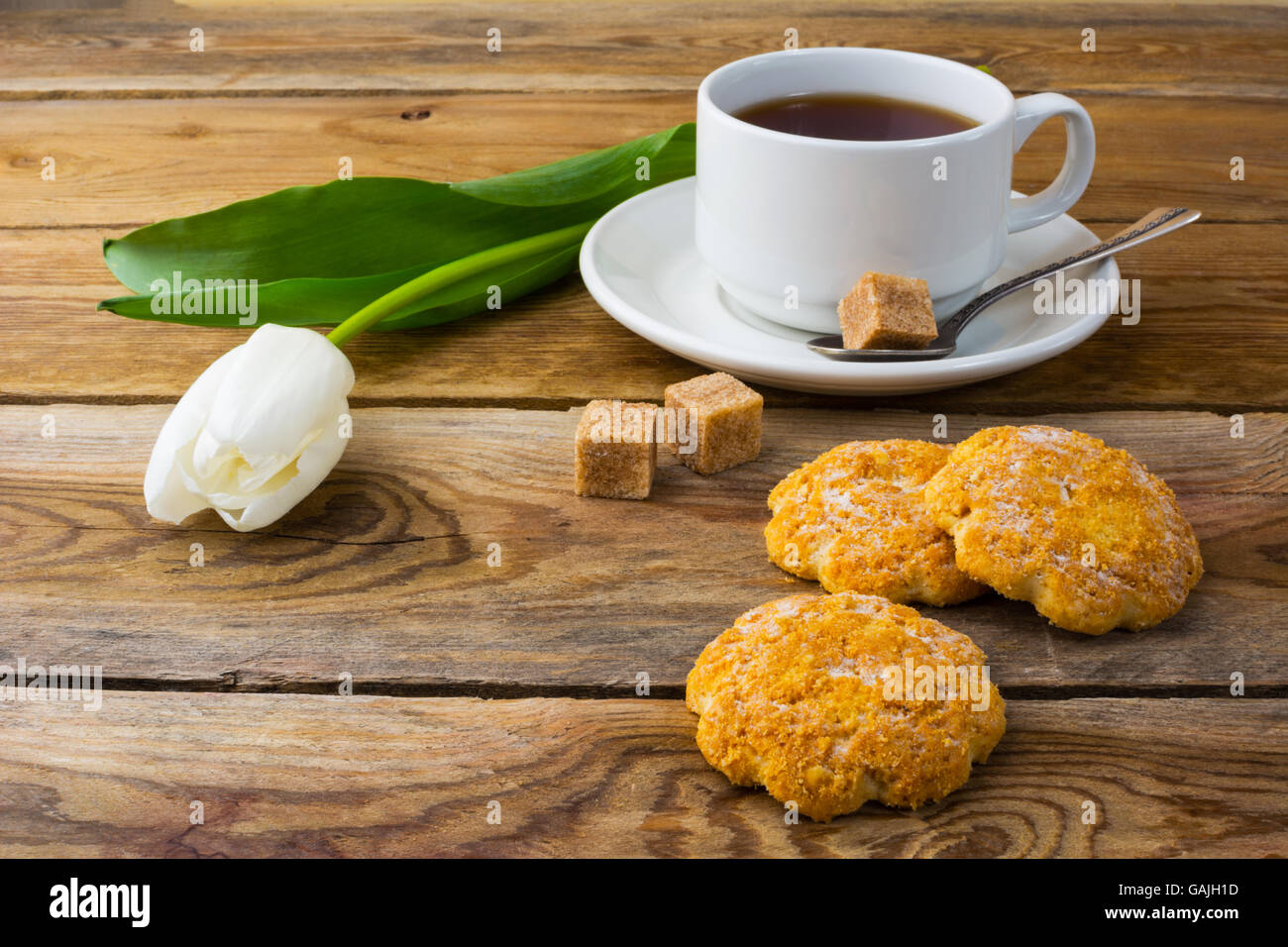 Des biscuits croustillants et tasse de thé. Un plateau de cookies. L ...