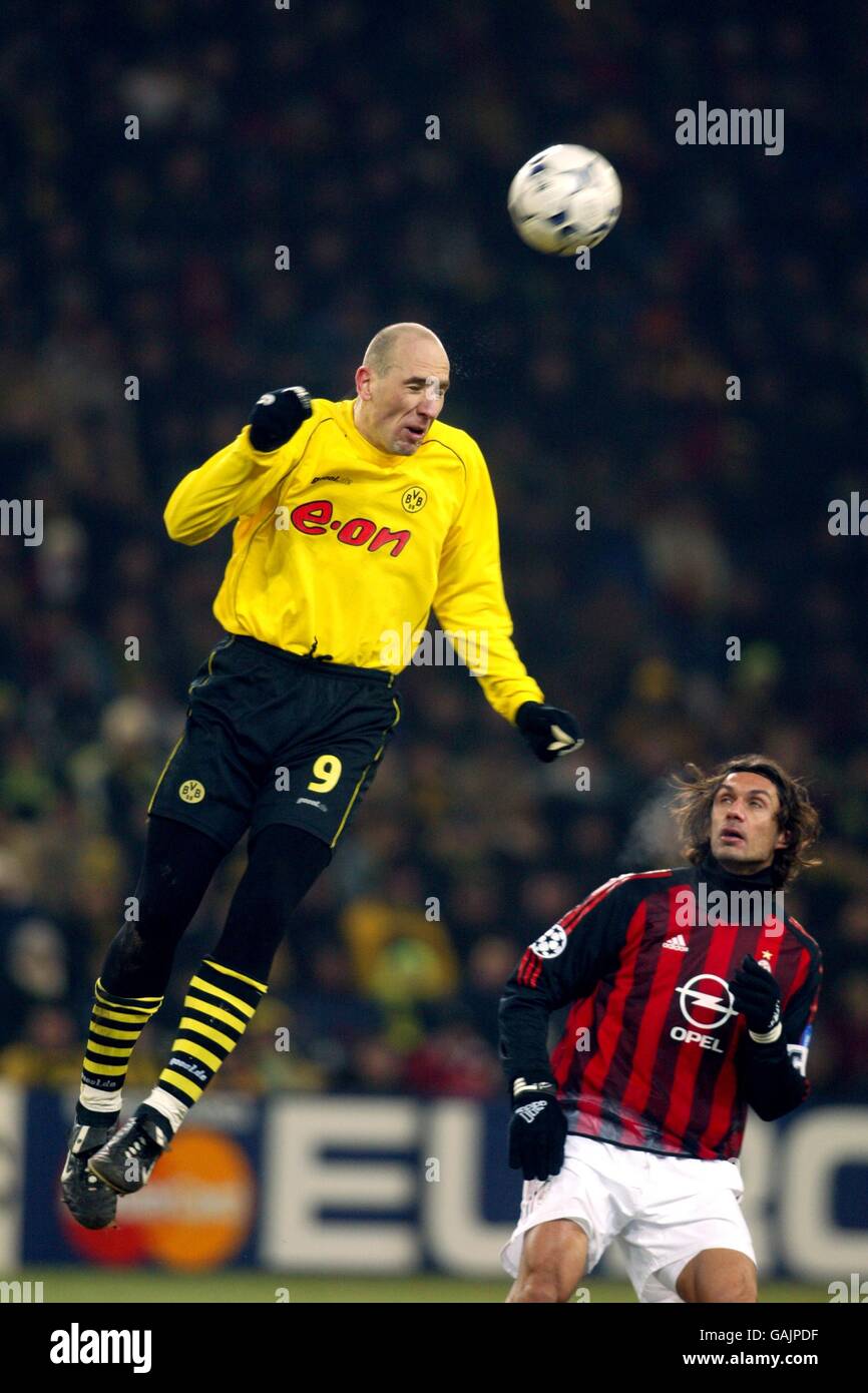 Borussia dortmunds jan koller domine ac milans paolo maldini Banque de ...