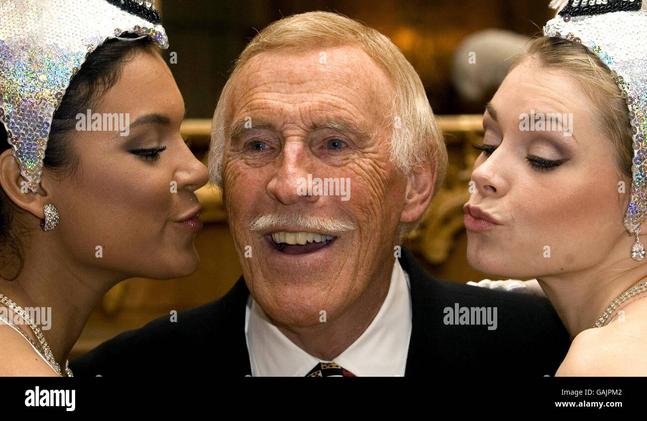 Bruce Forsyth est accompagné de Miss Puerto Rico (à gauche) et de Miss ...
