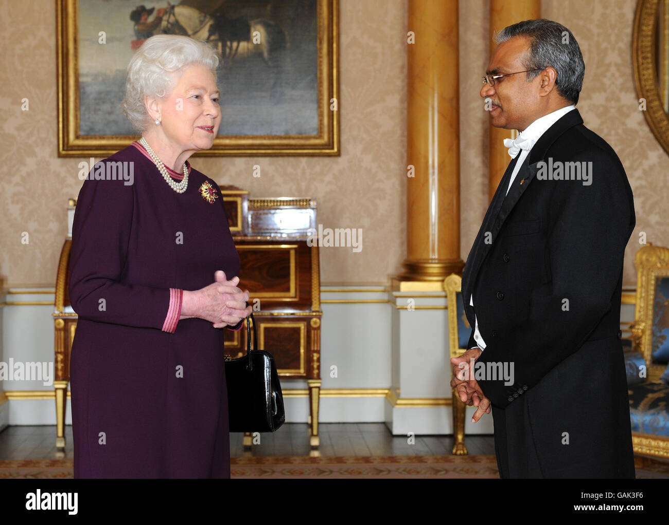La reine Elizabeth II reçoit le Haut Commissaire pour la République des ...