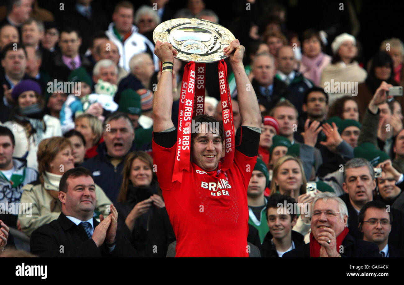 Le capitaine du pays de Galles, Ryan Jones, lève le trophée Triple ...