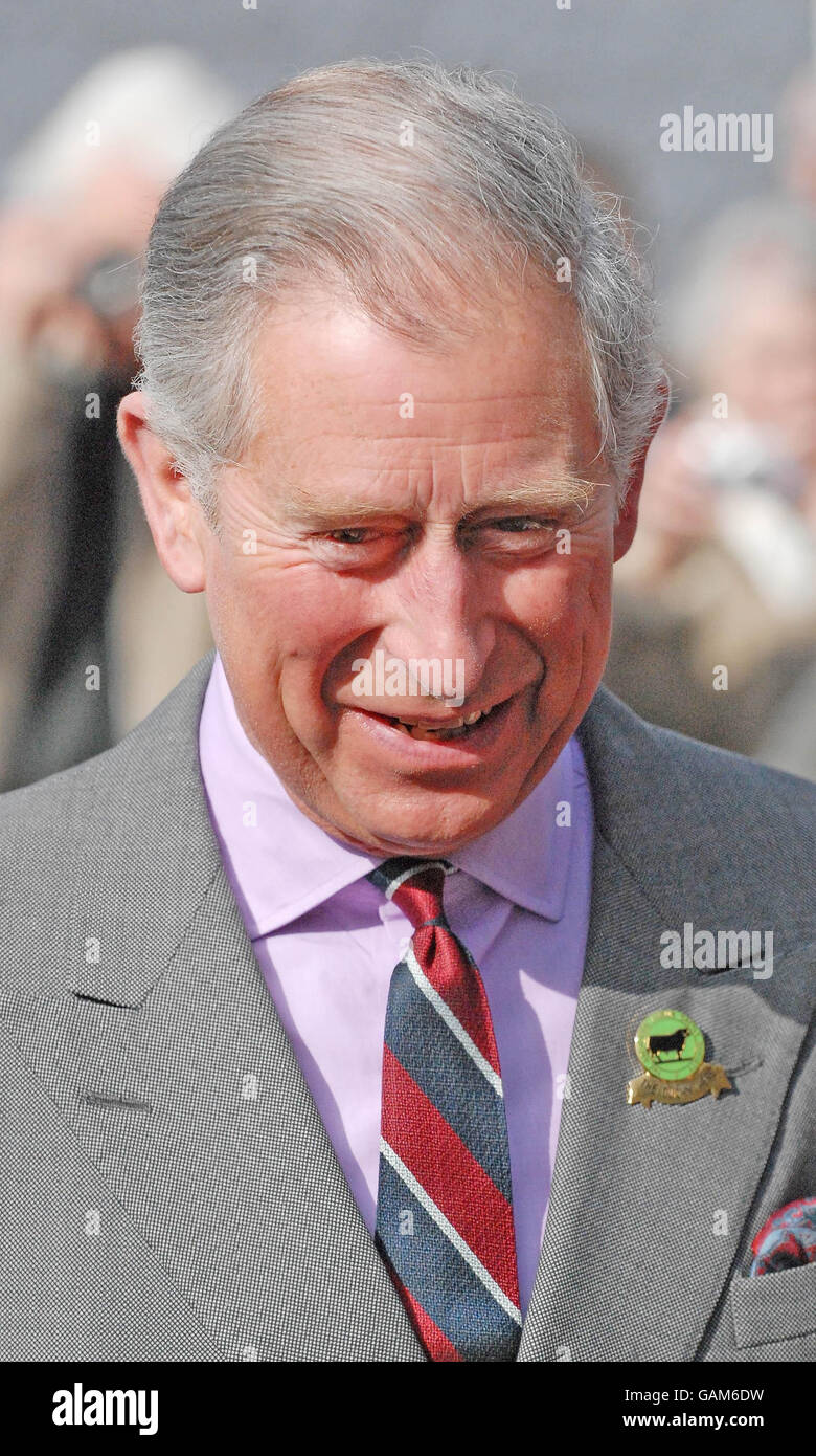 Le Prince Charles dévoile une plaque à la boutique du village de ...