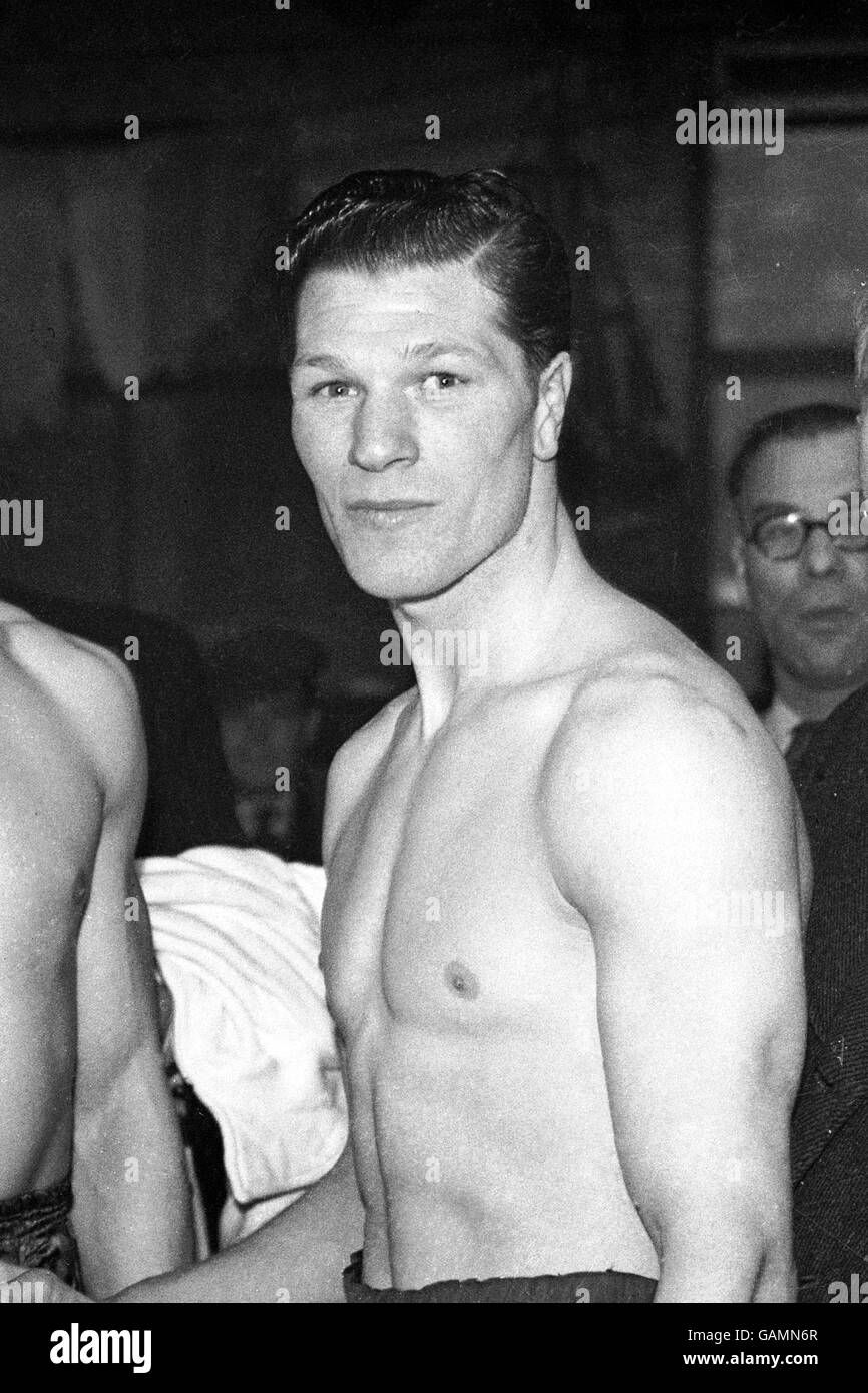 Albert Finch à la pesée avant son combat avec le Dutchman Lucien Van ...