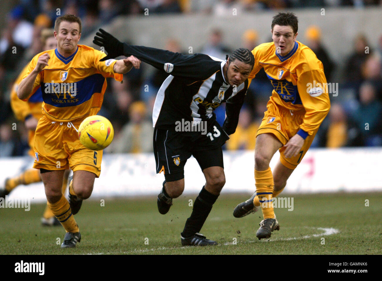 Richard Liburd, du comté de Notts, prend le Tom Curtis de Mansfield ...