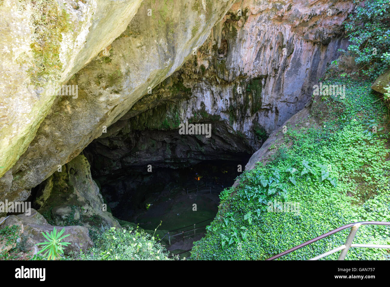 La bouche de la grotte Dikteon (ou Dikteon Andron) Crète Grèce où selon ...