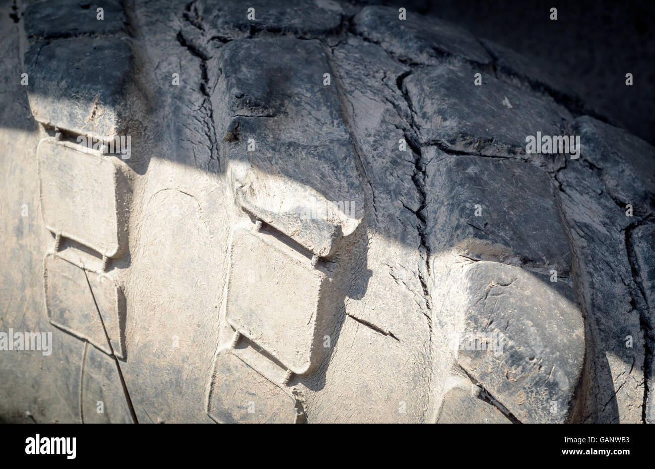 Pneu endommagé Banque de photographies et d’images à haute résolution ...