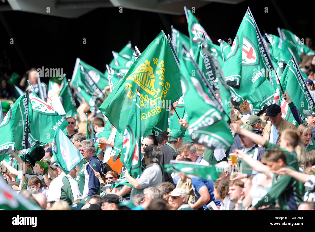 Foule de fans de drapeaux de rugby Banque de photographies et d’images ...