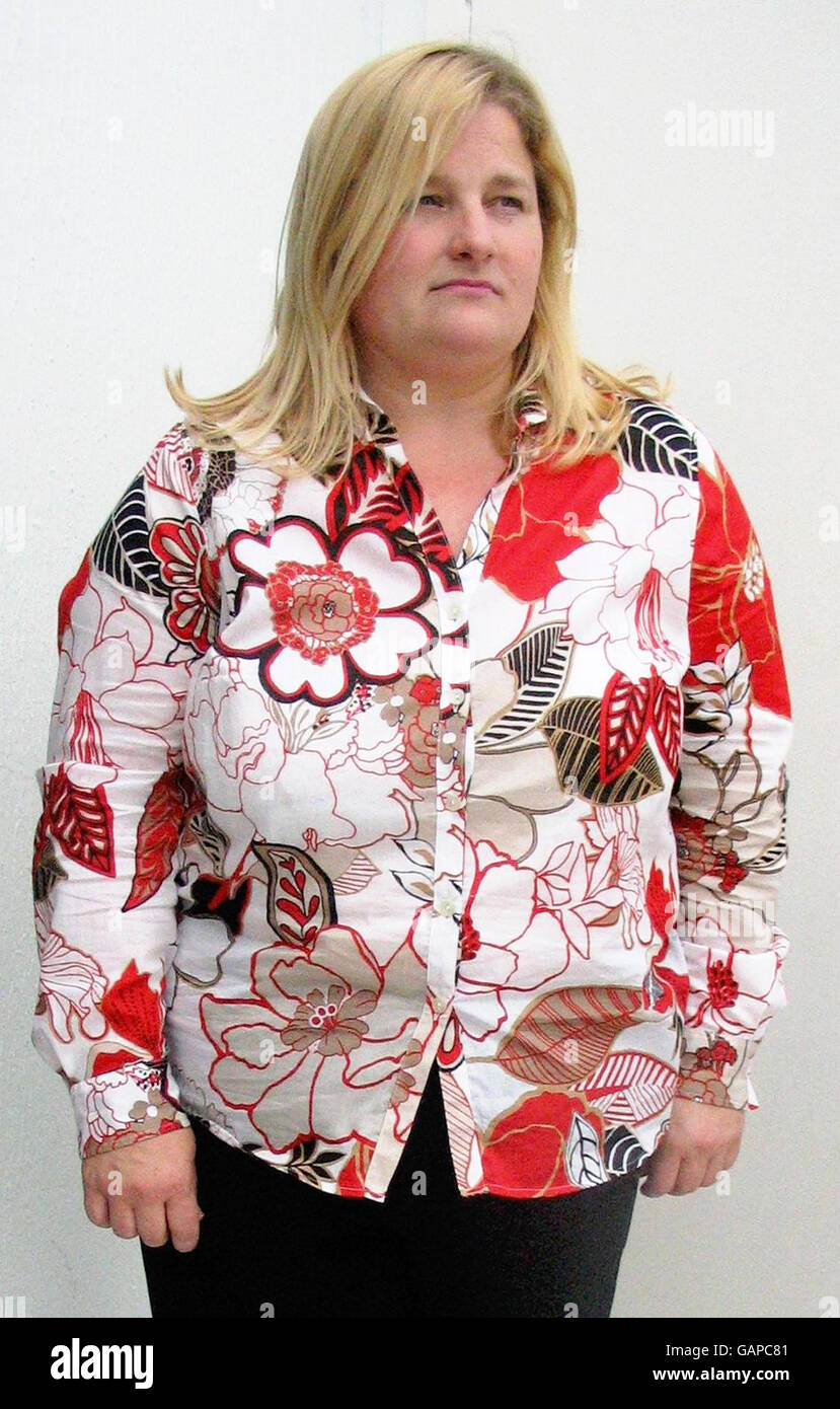Lisa Staples se tient chez elle à Portsmouth, alors qu'elle attend les ...