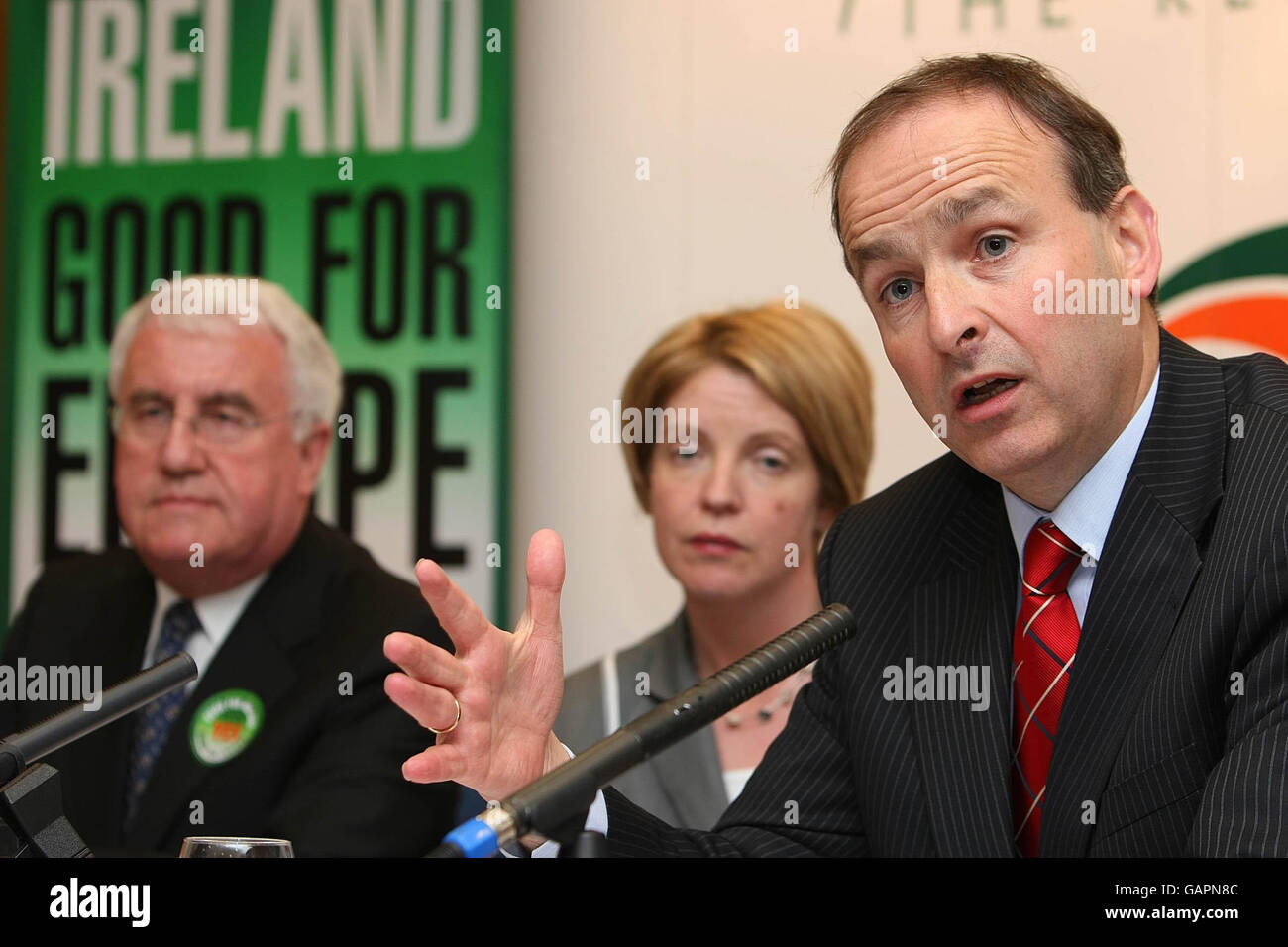 De gauche à droite. Le ministre Fianna Fail Dick Roche, le Tanaiste ...