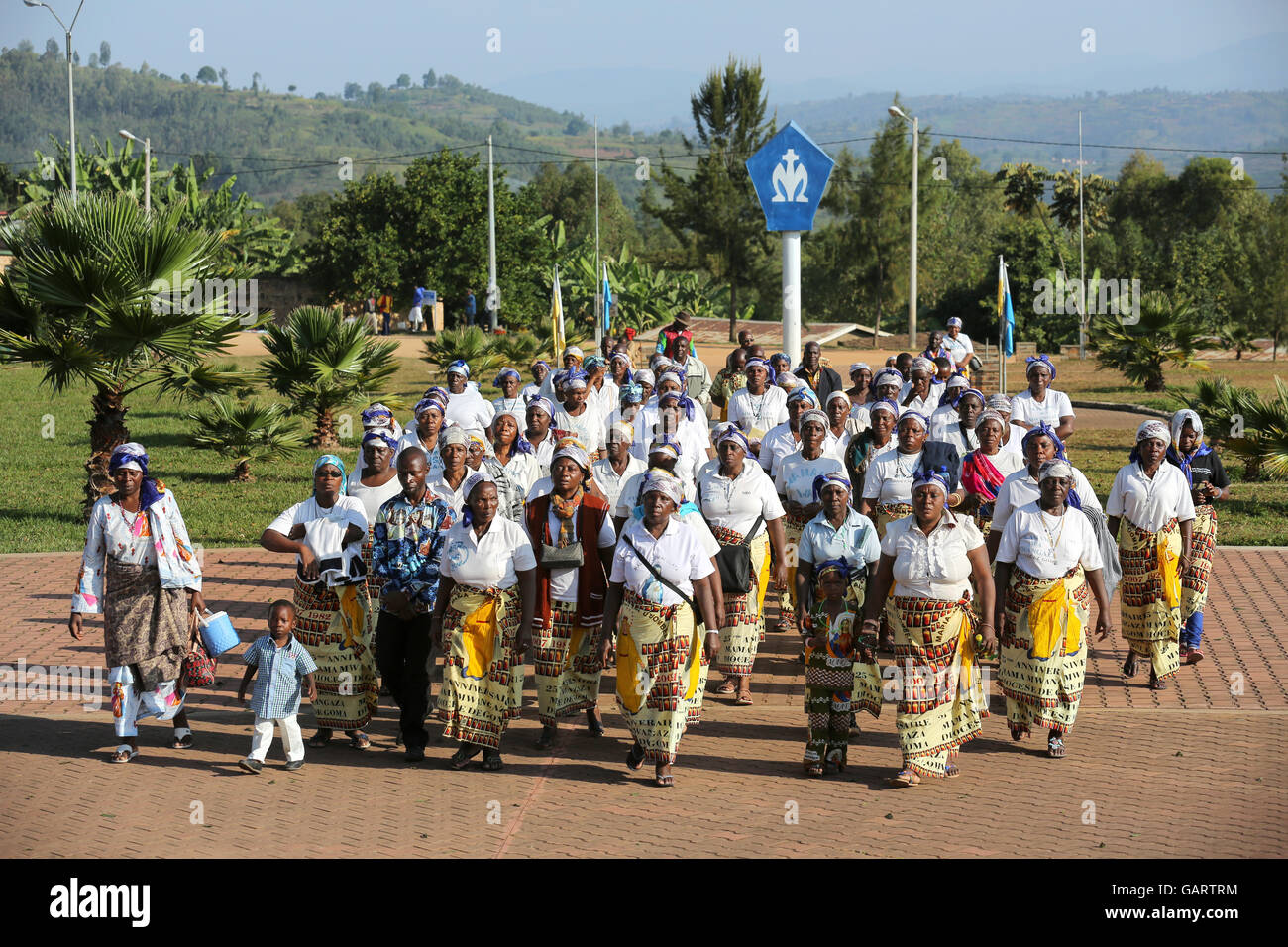 Pèlerins d'entrer dans le Congo le sanctuaire de Kibeho au Rwanda, lieu ...