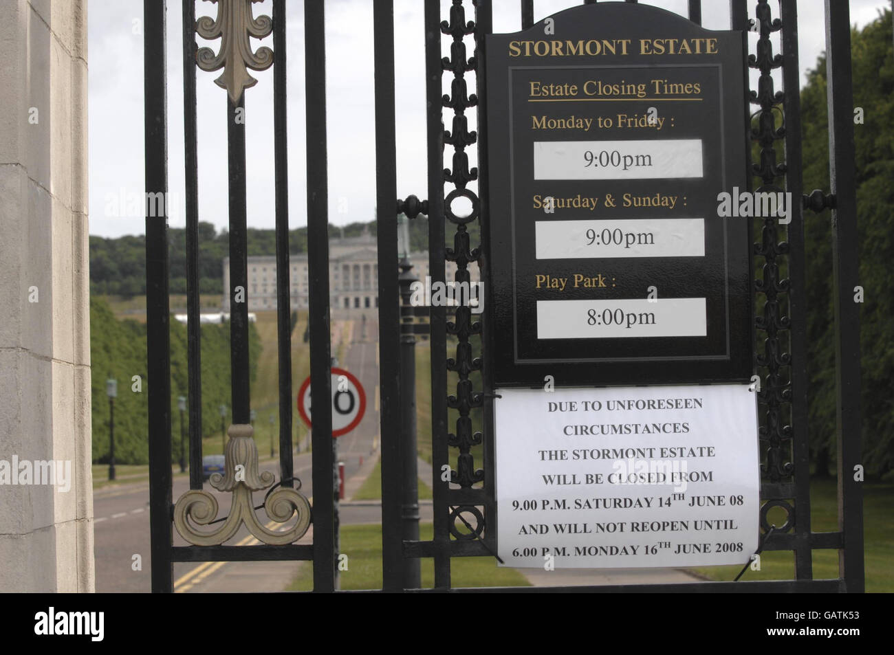 Un panneau sur les portes du château de Stormont montre le parc et le ...