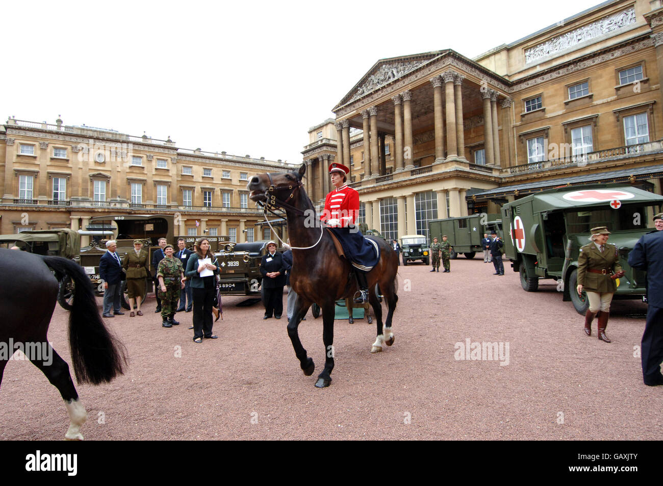 Véhicules anciens utilisés par le First Aid Nursing Yeomanry pendant la ...