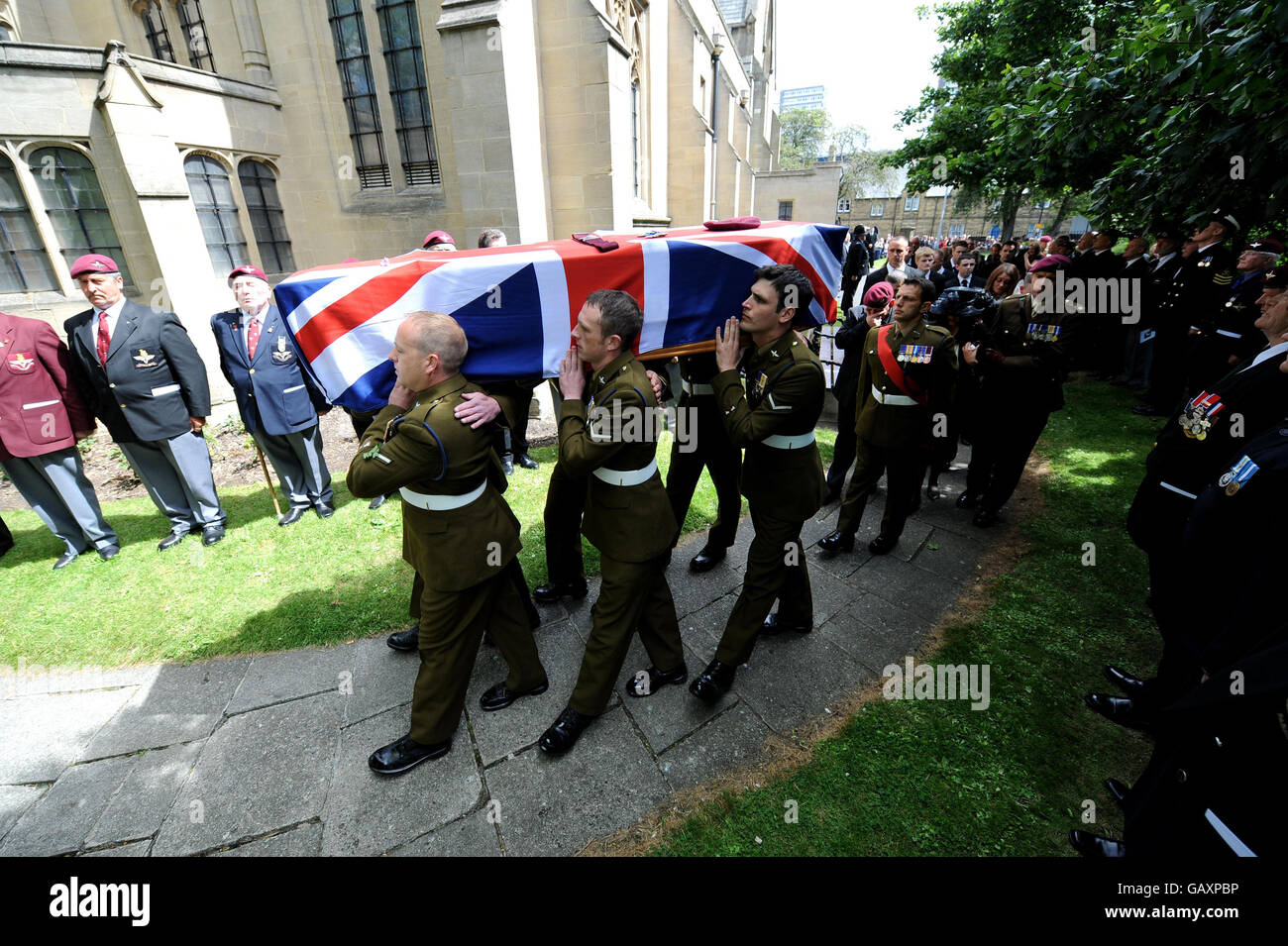 Des soldats du 2e Bataillon, The parachute Regiment (2 PARA), portent ...