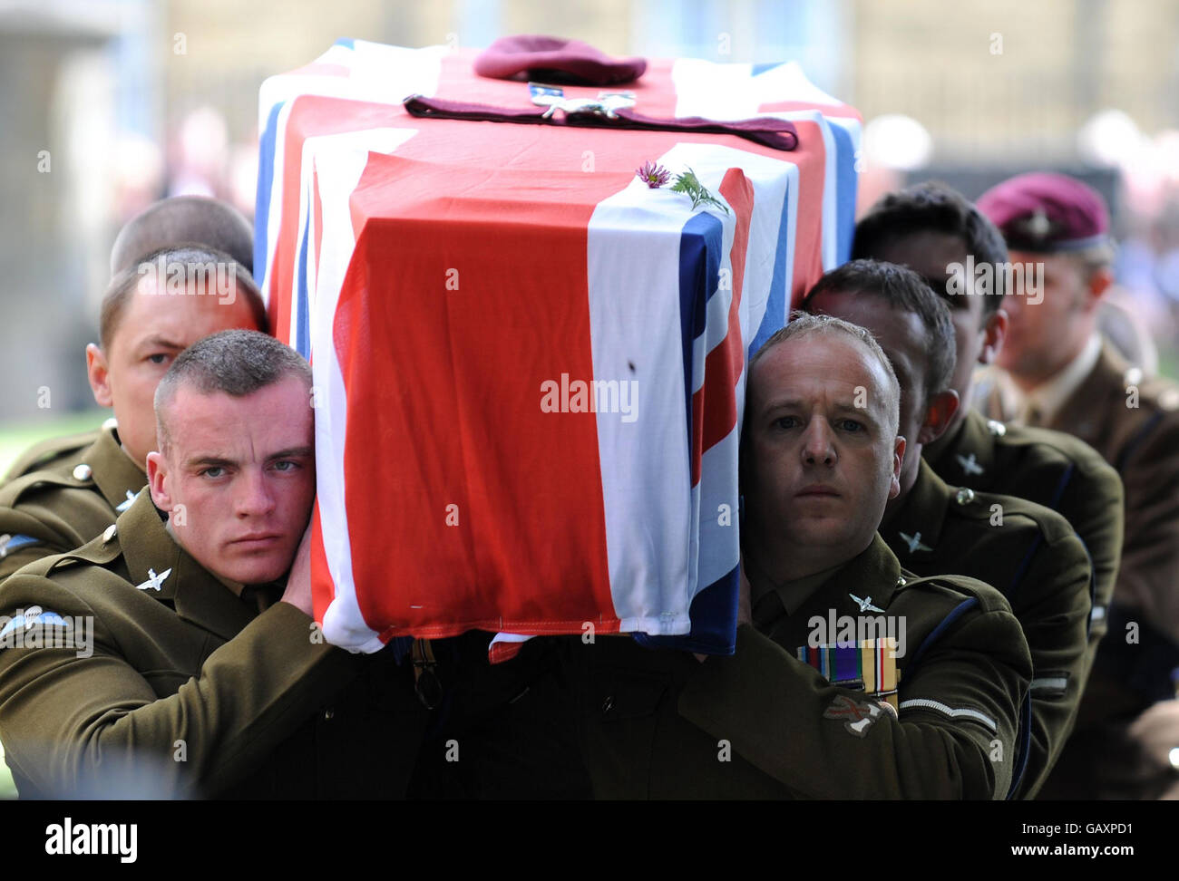 Des soldats du 2e Bataillon, The parachute Regiment (2 PARA), portent ...