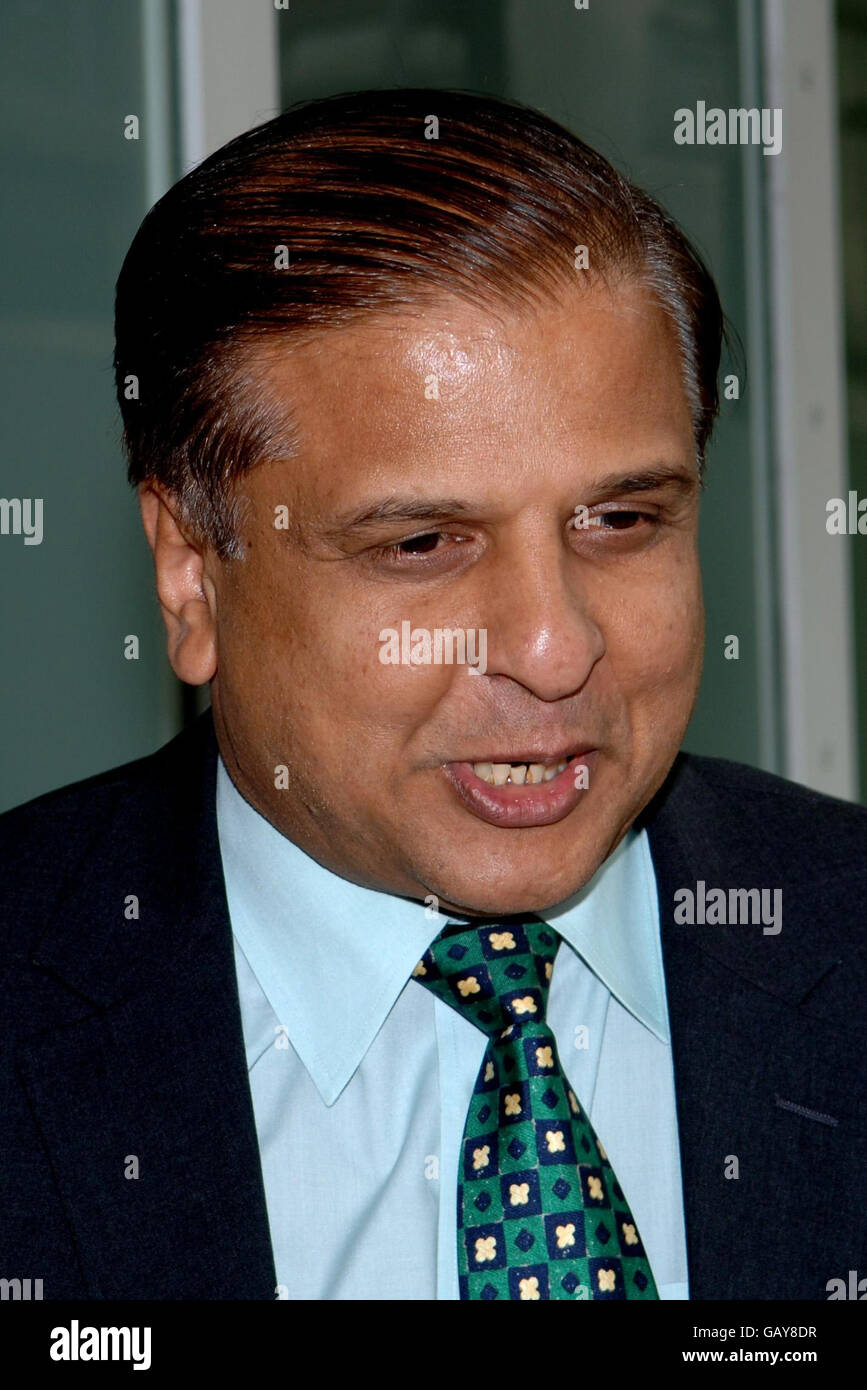 La commissaire adjointe Tarique Ghaffur arrive à New Scotland Yard ...