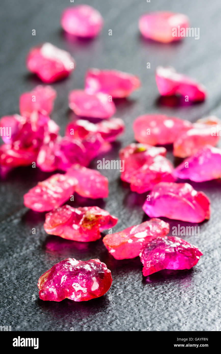 Rubis brut Banque de photographies et d’images à haute résolution - Alamy