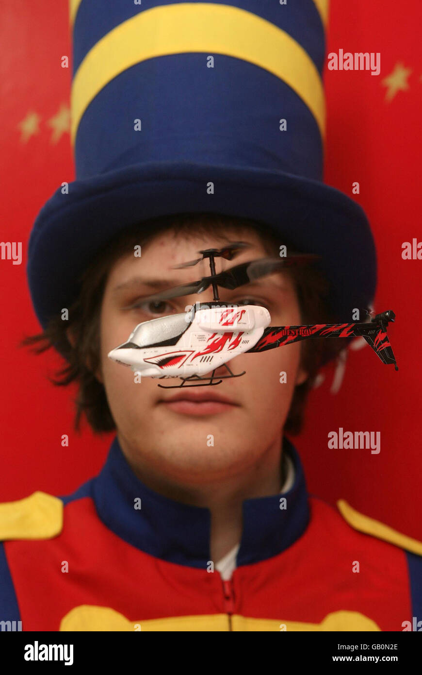 Sam Holmes, employé de Hamleys, joue avec l'hélicoptère radiocommandé ...