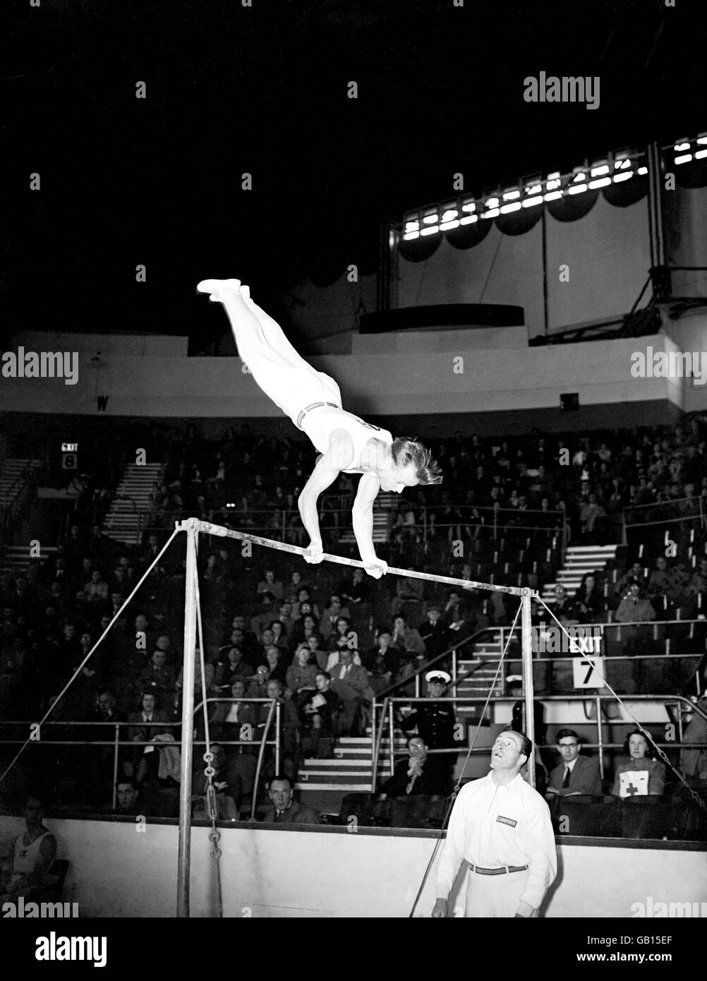 Barres De Gymnastique Olympiques Banque Dimages Noir Et Blanc Alamy