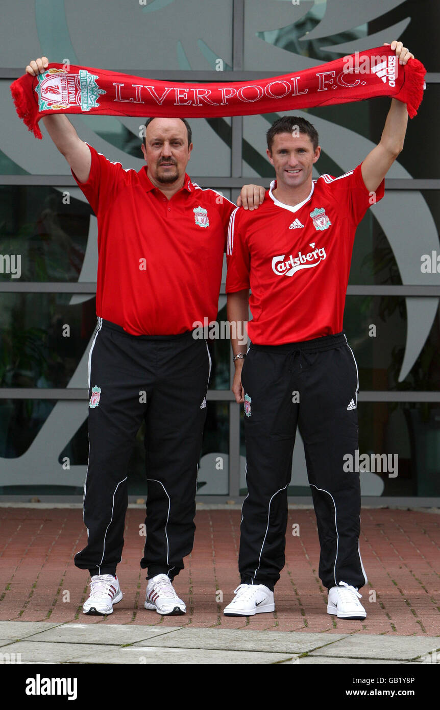 La nouvelle signature de Liverpool Robbie Keane avec le directeur ...
