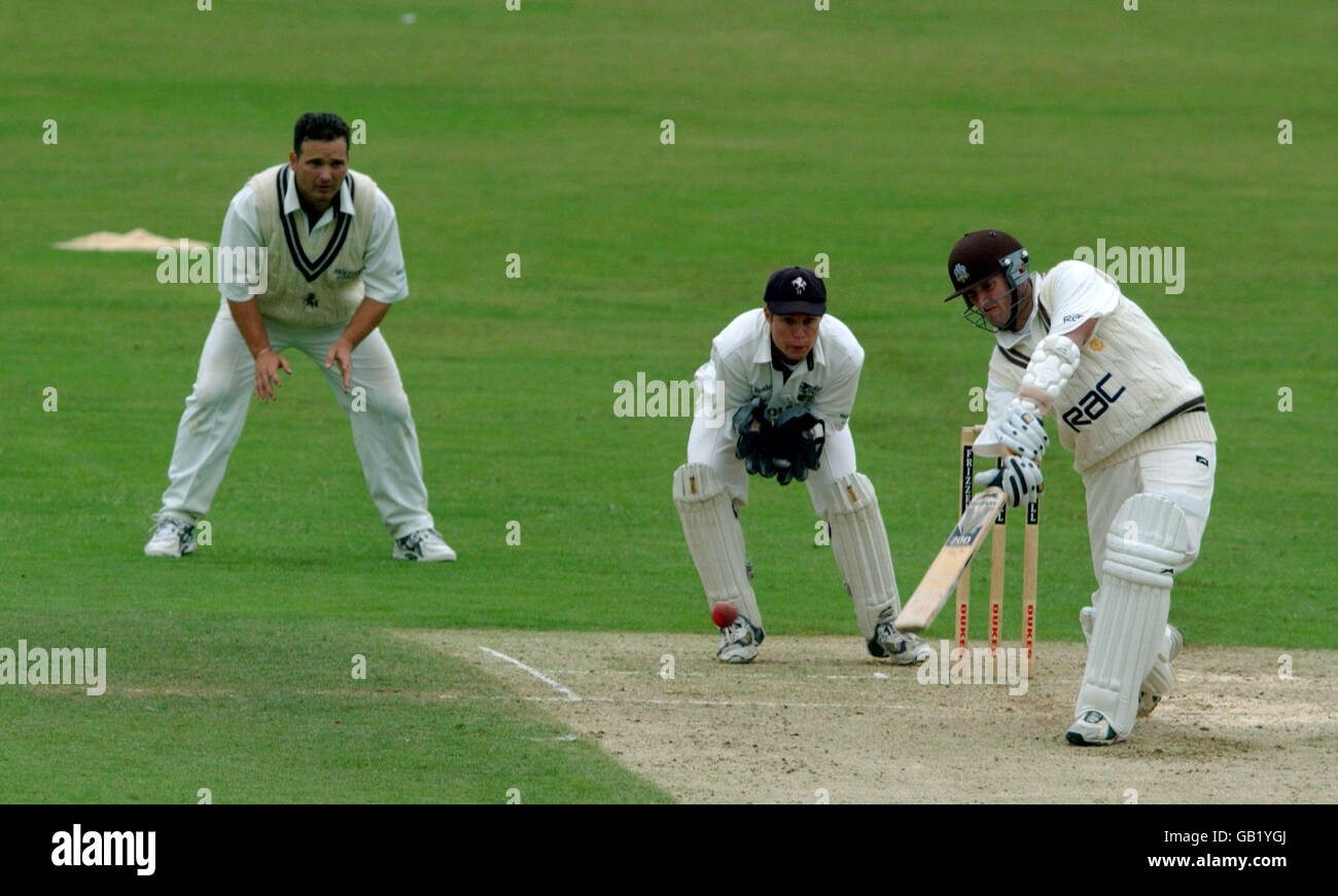 Ali Brown, de Surrey, ne fait que se faire prendre Andrew Symonds de ...
