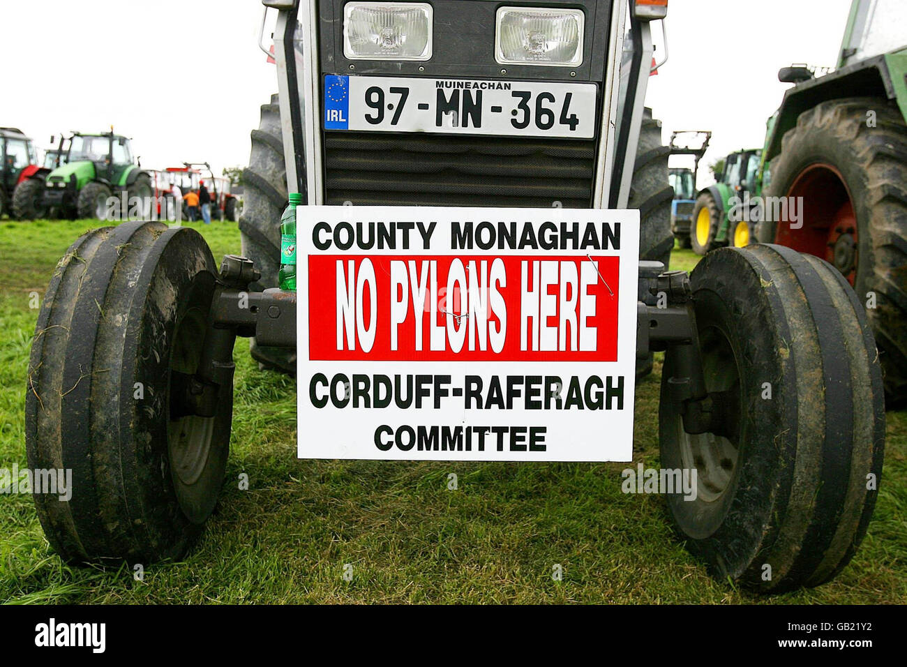 L'un des centaines de tracteurs qui ont écrit « No Pylons » dans ...
