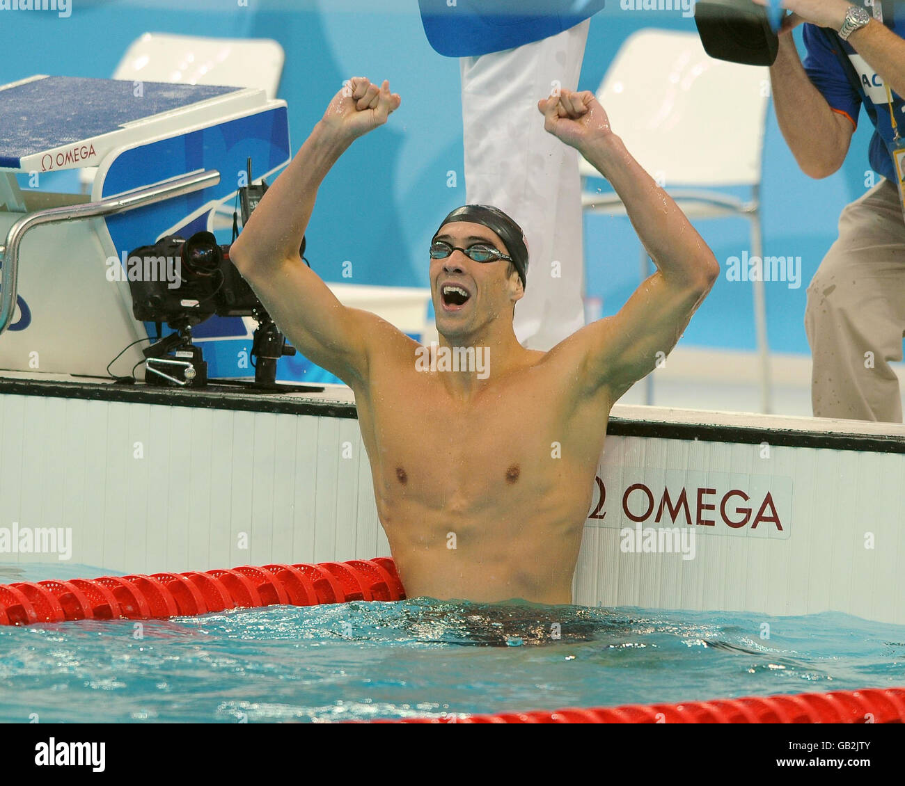 Michael Phelps des États-Unis célèbre la victoire du Medley individuel ...