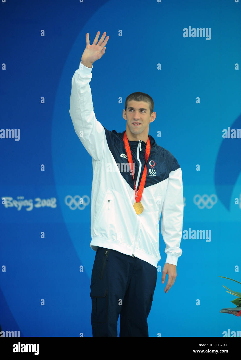 Michael Phelps des États-Unis célèbre avec sa médaille d'or pour avoir ...