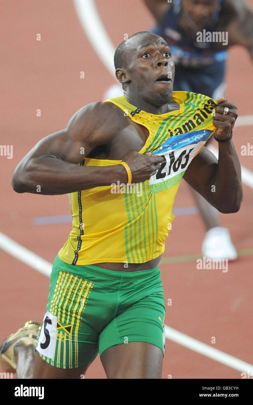 Usain Bolt de la Jamaïque célèbre après avoir remporté la médaille d'or ...