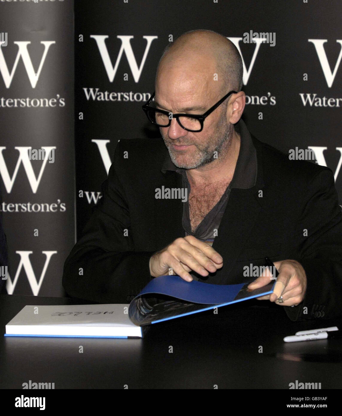 Michael stipe david belisle signature de livre Banque de photographies ...