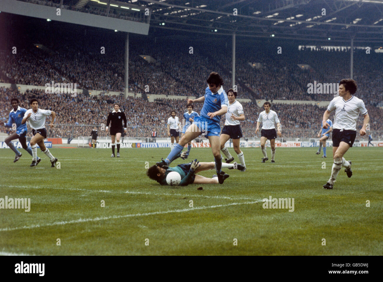 Le gardien de but de Tottenham Hotspur Milija Aleksic sauve aux pieds ...