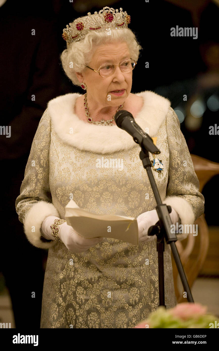 La reine Elizabeth II de Grande-Bretagne parle lors d'un banquet d'État ...