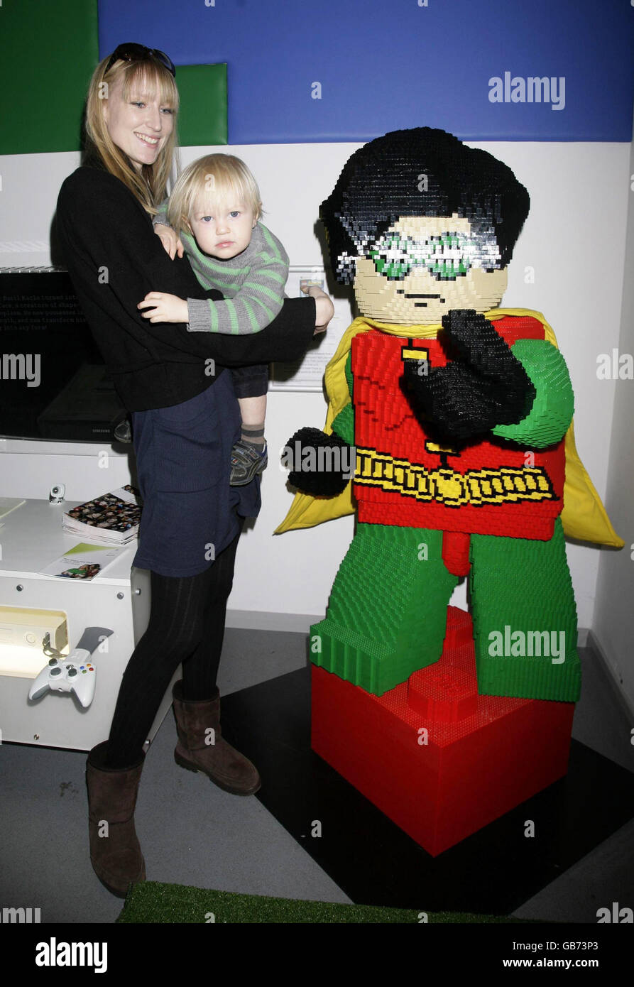 Jade Parfitt et son fils posant avec un modèle Lego de Robin, lors du ...