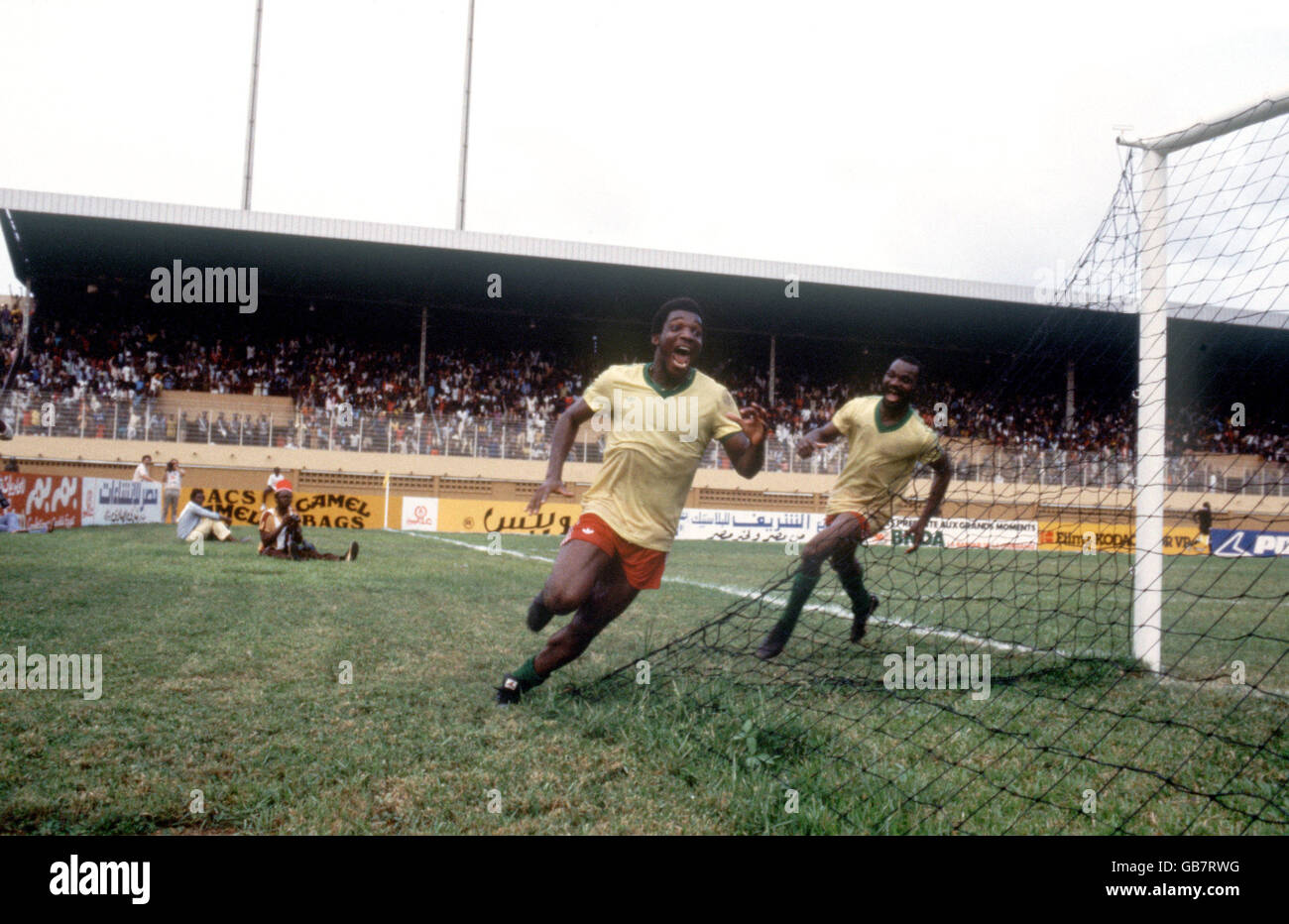 Ernest Ebongue (l) du Cameroun célèbre le troisième but de son équipe ...