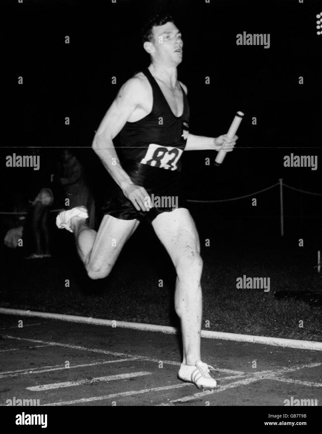 Peter Snell, de la Nouvelle-Zélande, traverse la ligne pour gagner le ...