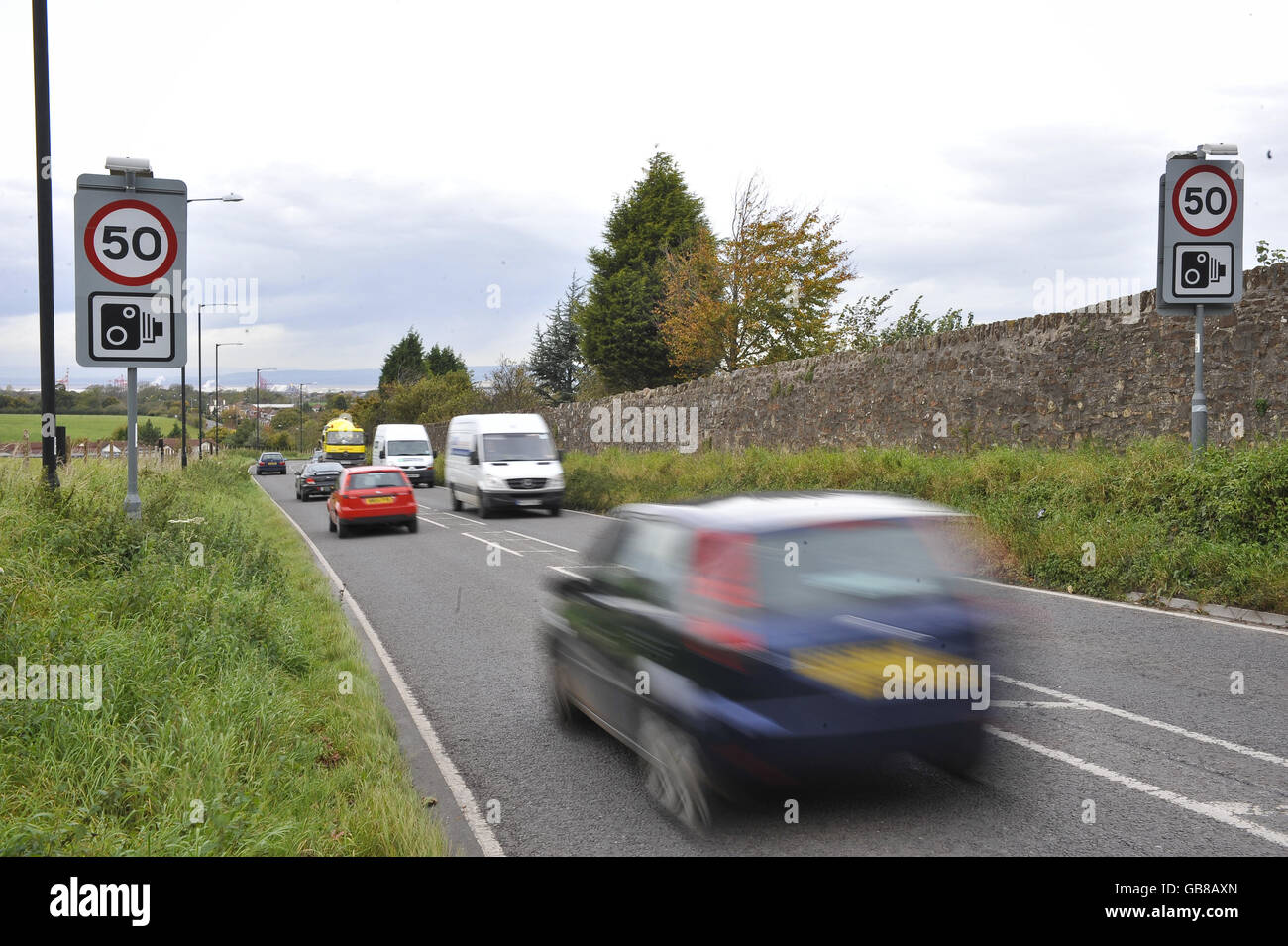 Stock - radars.Une vue de deux panneaux de 50 km/h avec des symboles de ...