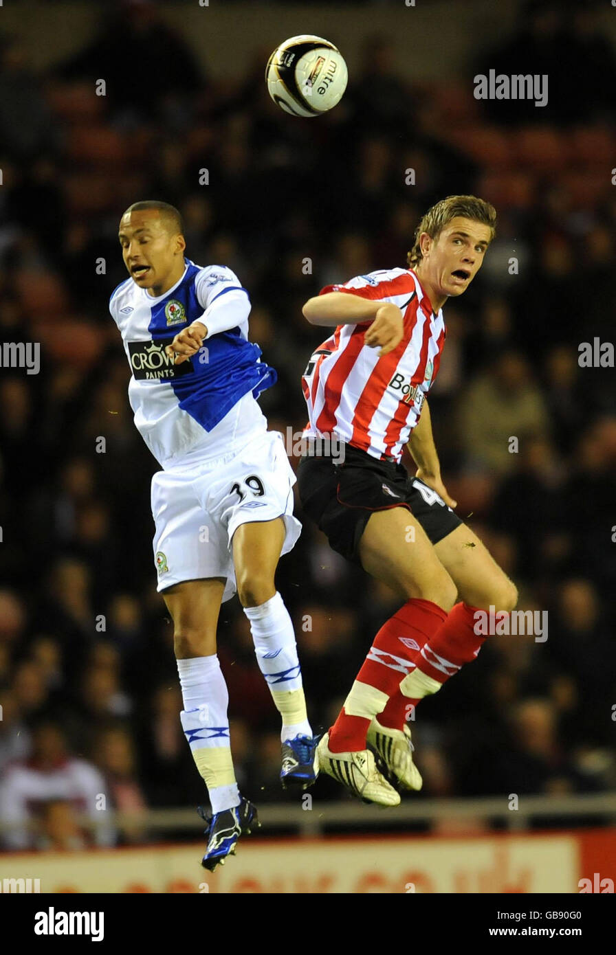 Jordan Henderson de Sunderland combat avec Martin Olsson de Blackburn lors du quatrième tour de ...