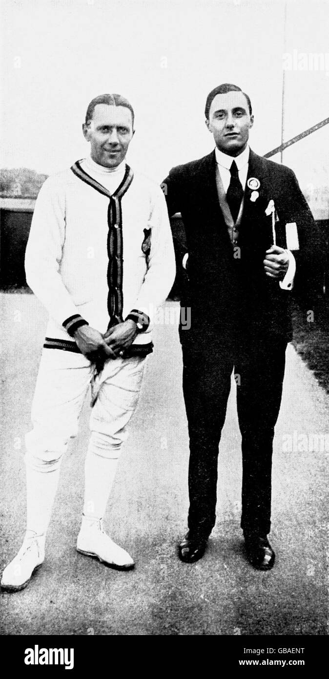 (G-D) Paul Anspach, belge, médaillé d'or dans l'épée individuelle, et ...