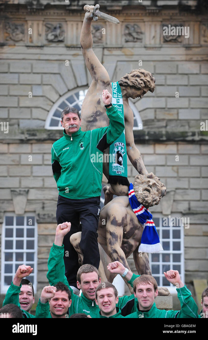 Harry Dunn, directeur de Blyth Spartans, pose avec la statue de David ...