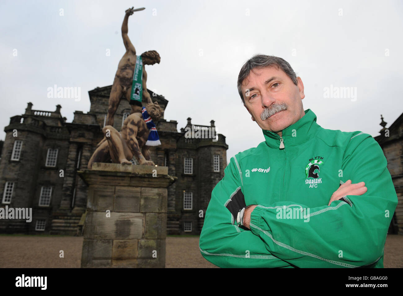 Harry Dunn, directeur de Blyth Spartans, pose avec la statue de David ...