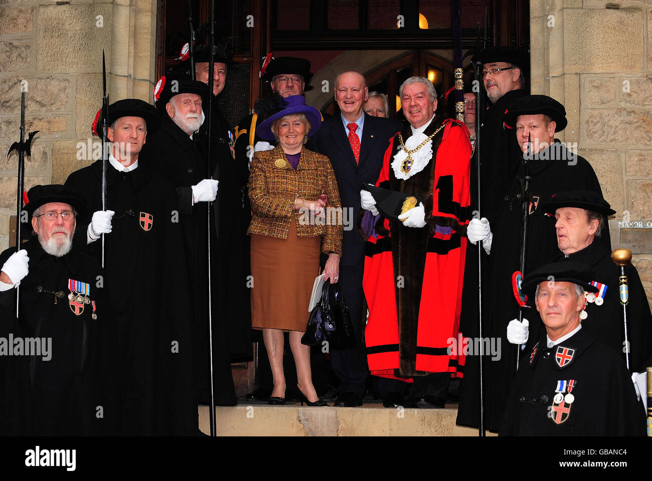 Sir Bobby Robson accompagné de son épouse Elsie, à l'hôtel de ville de ...