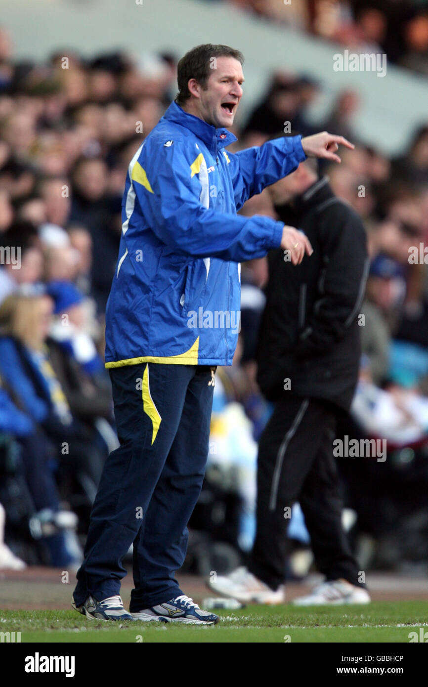 Leeds united manager simon grayson fait des gestes sur la ligne de ...