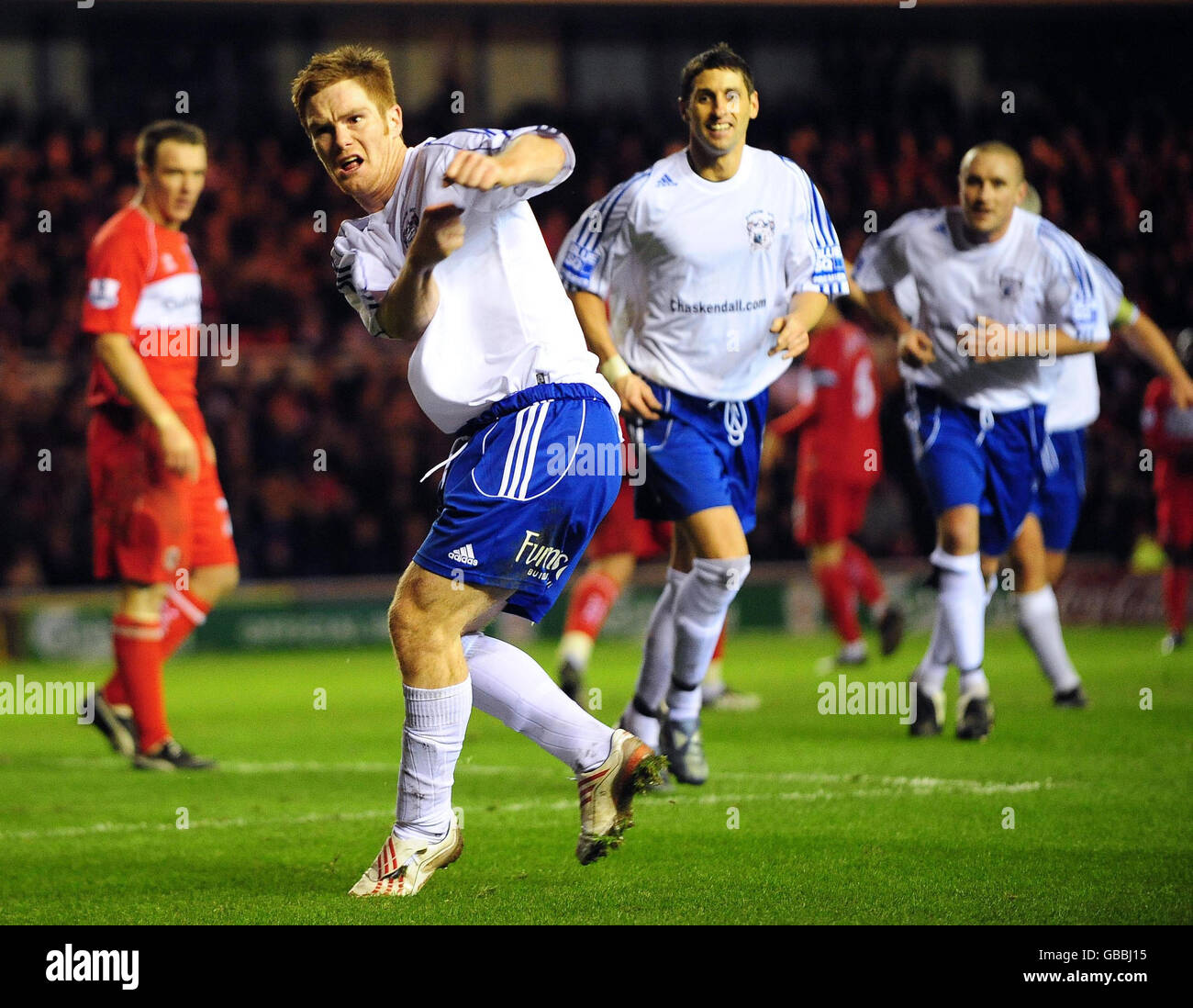 Jason Walker de Barrow (au centre) célèbre son premier but lors du ...