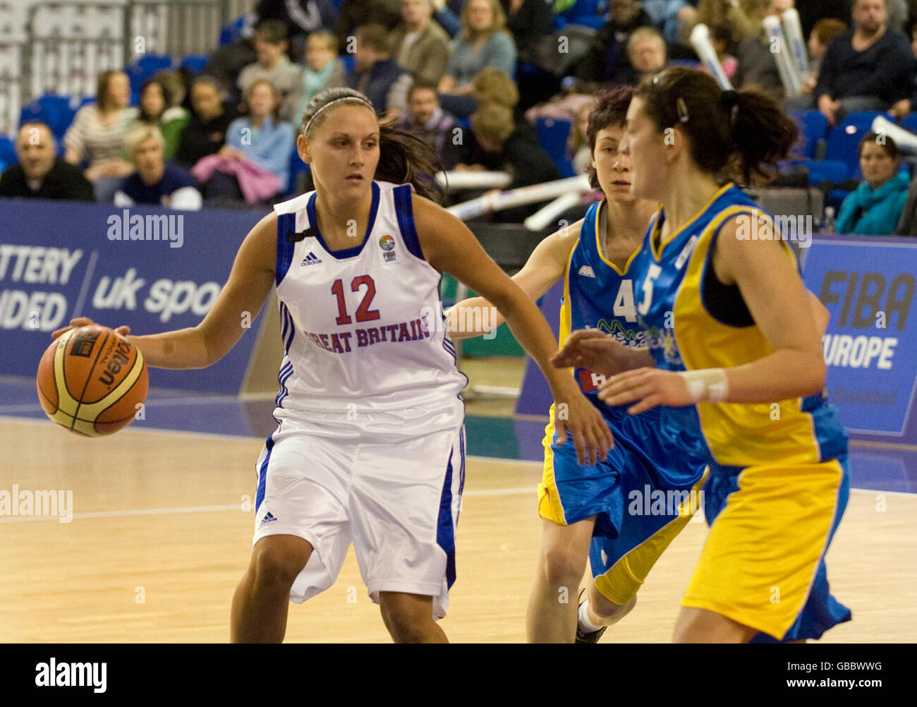 Lisa Hutchinson, de la Grande-Bretagne, va de la tête à la tête avec la ...