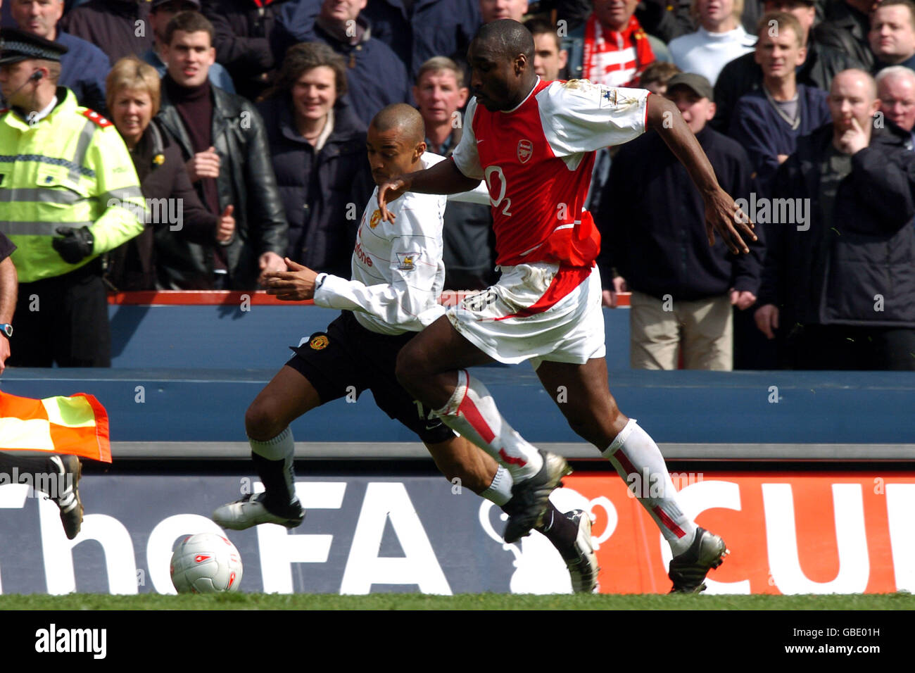 Arsenal manchester uniteds david bellion prend arsenaux sol campbell ...