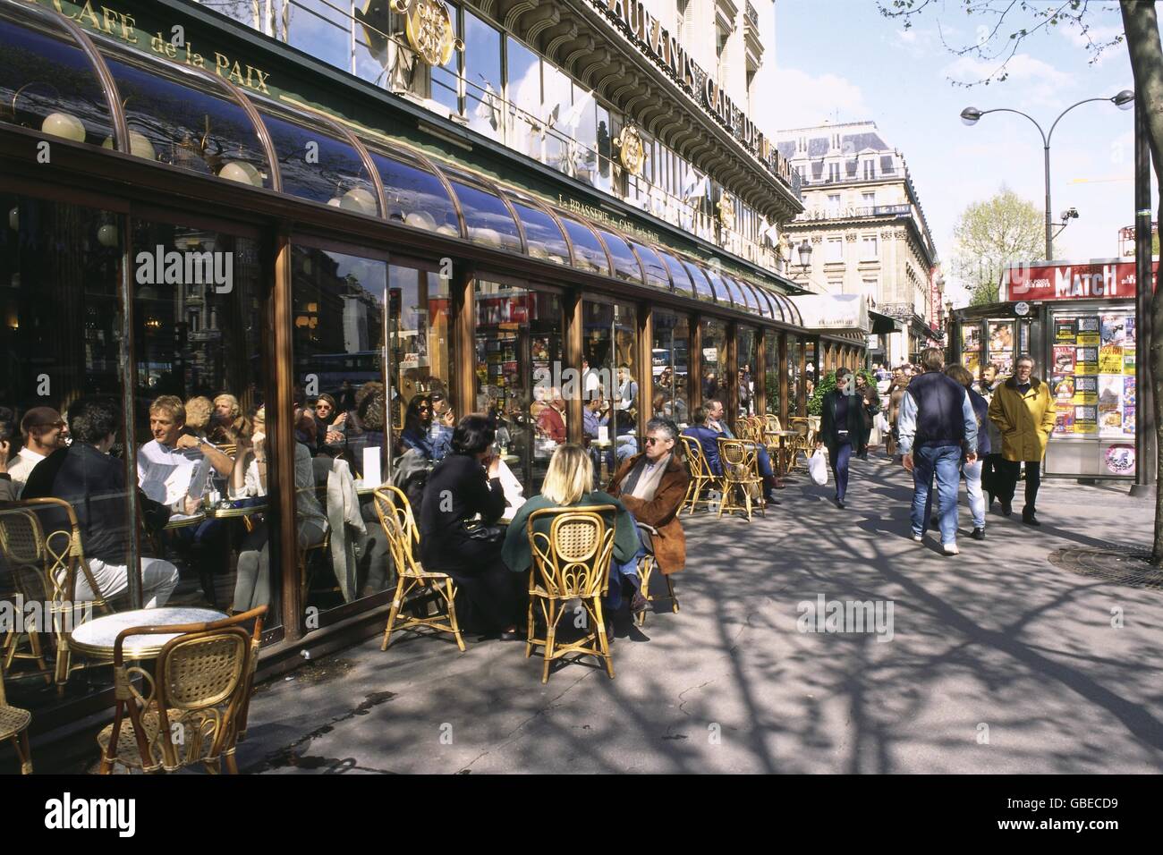 Scènes de rue paris gens trottoir Banque de photographies et d’images à ...
