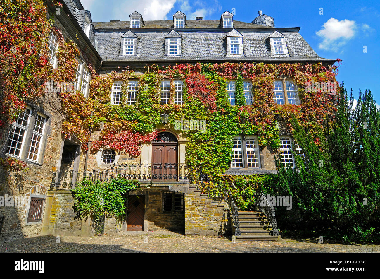 Château à douves, Crottorf Friesenhagen, Wildenburger Land, région du ...